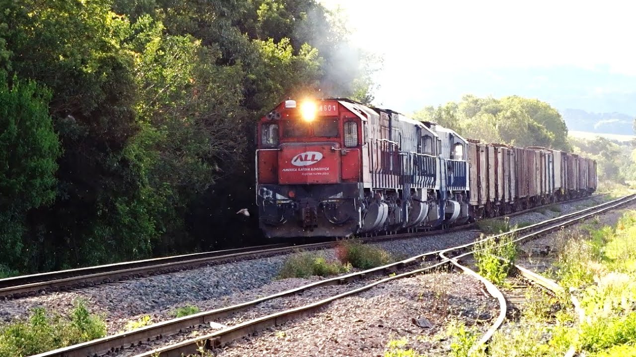 Trio de GT22 ALL/rumo + 15 Vagões Carregados em LBN (Balsa Nova) - YouTube
