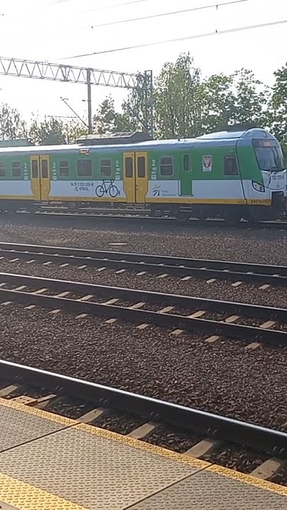 Zjazd jednostek EN57AL do bazy KM w Tłuszczu #shorts - YouTube