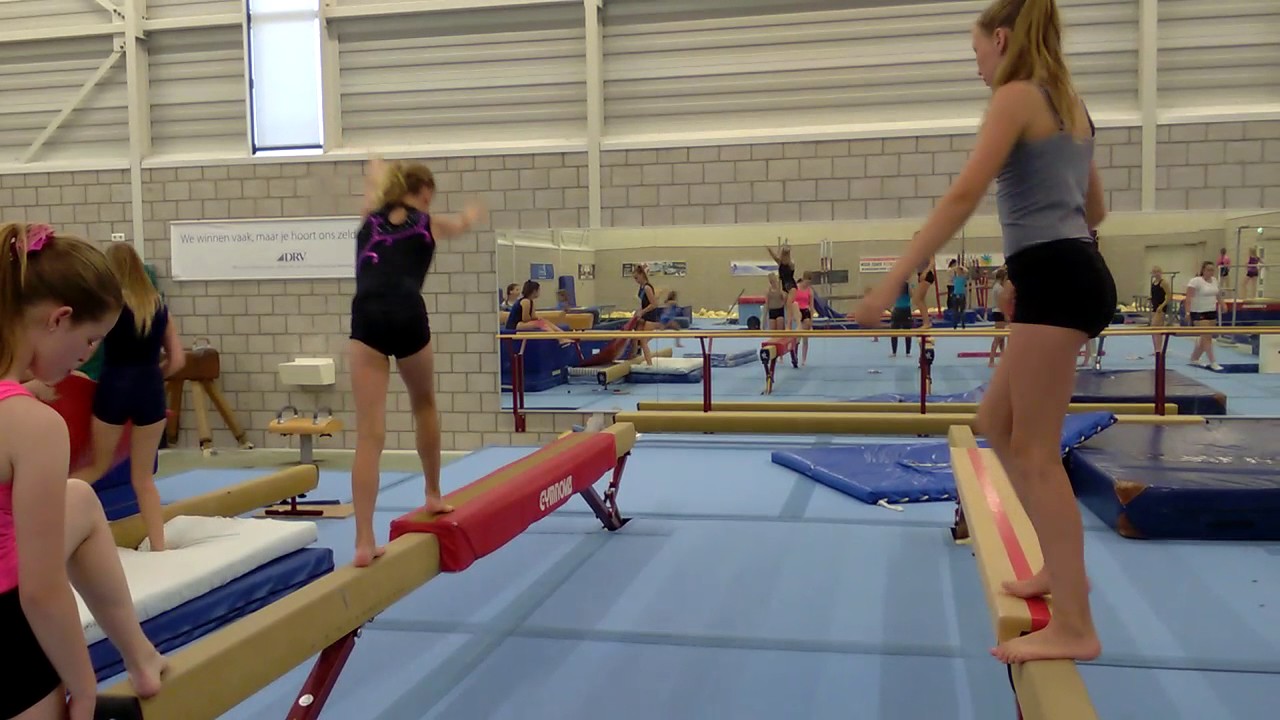 Madelief radslag op de balk met verbreder - YouTube