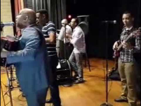 Miguel Bass con Agapito - La Vieja y su pipa - YouTube