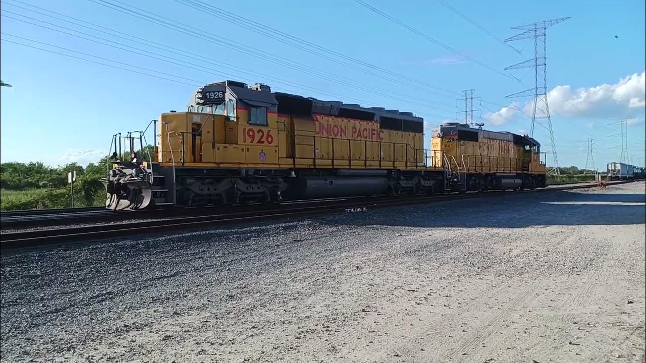 UP 1926 SD40N & UP 847 GP38N - YouTube
