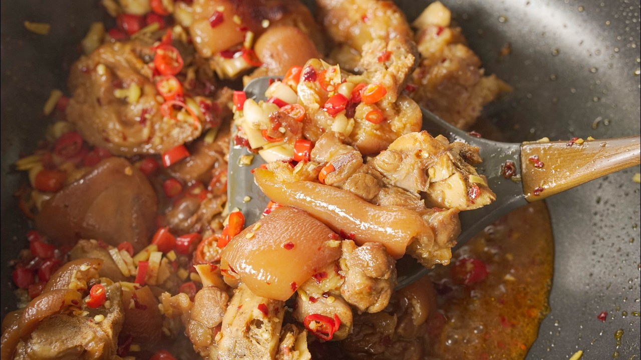 The chef taught me how to make spicy pig's trotters! It's so delicious ...