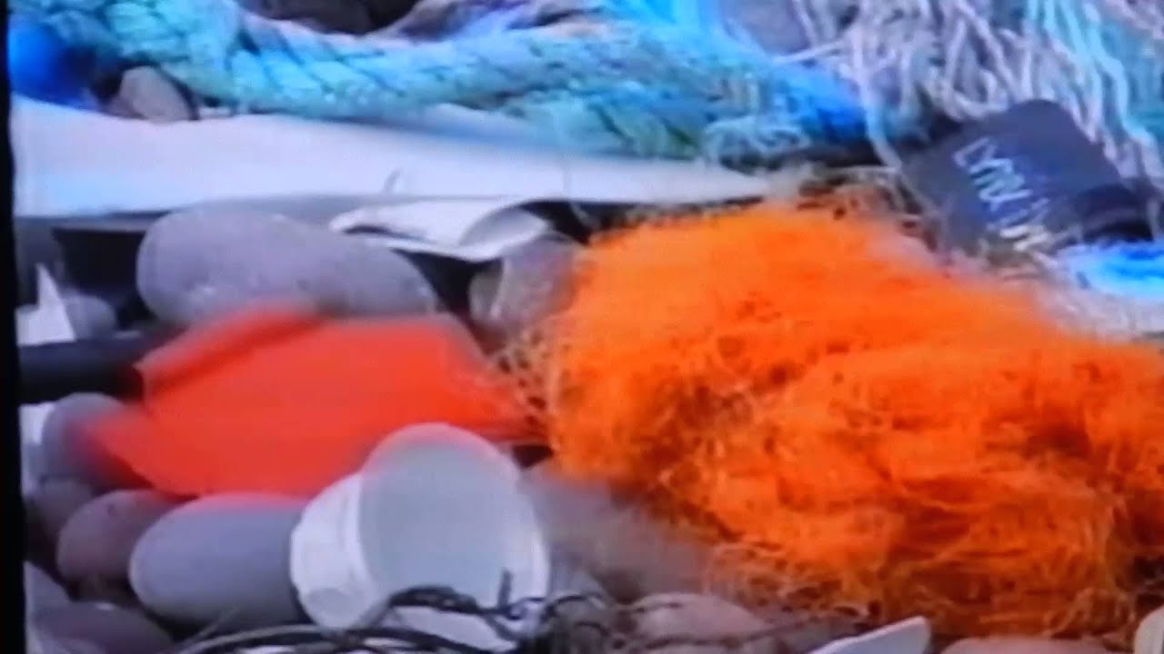 Plastic beach Robert Callander - YouTube