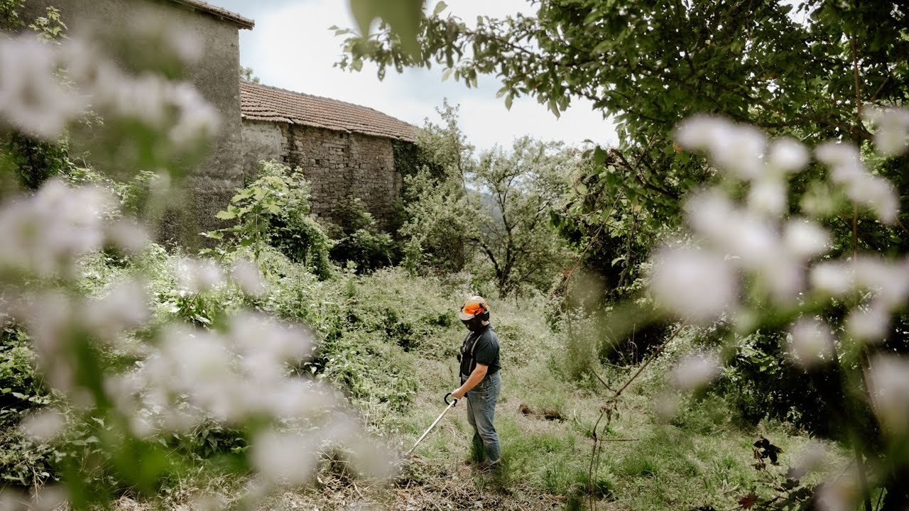 #46 Mowing and building up the barn windows - YouTube