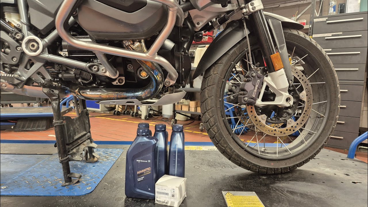 BMW R 1250/1200 GS/GSA Engine oil change - YouTube