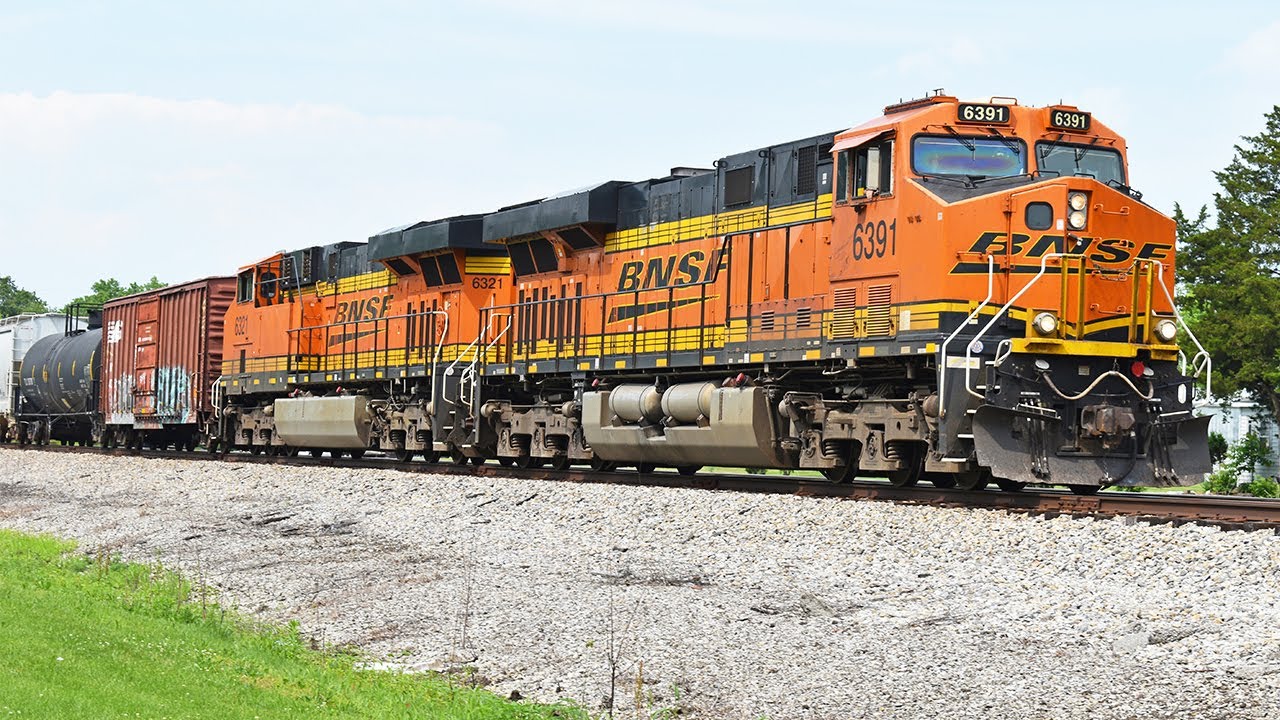 6/3/2021 - BNSF ES44AC Duo leads CN A432 at Central City, IL - YouTube