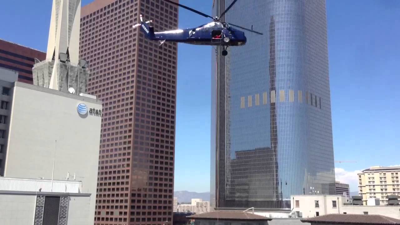Helicopter lifts tank. - YouTube