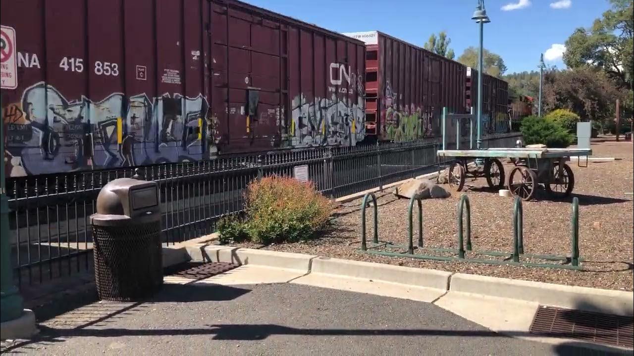BNSF 7985 West Meets BNSF 3875 East at Downtown Flagstaff - YouTube