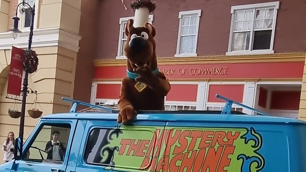 The daily Star Parade at Warner Bros MovieWorld - YouTube