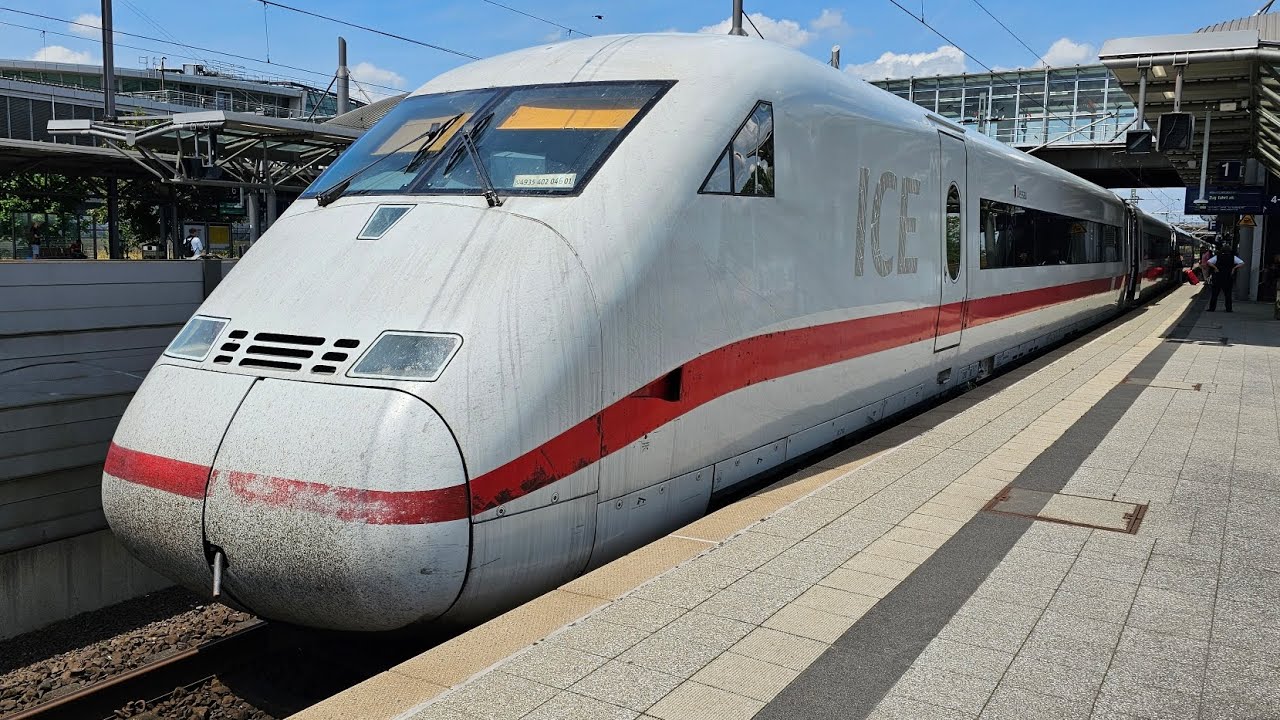 ICE 2 Baureihe 402 bei der Einfahrt und Ausfahrt am Bahnhof Düsseldorf ...