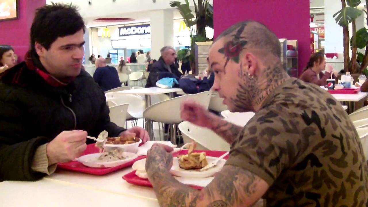 kale u uscu jede lepu hranu - YouTube