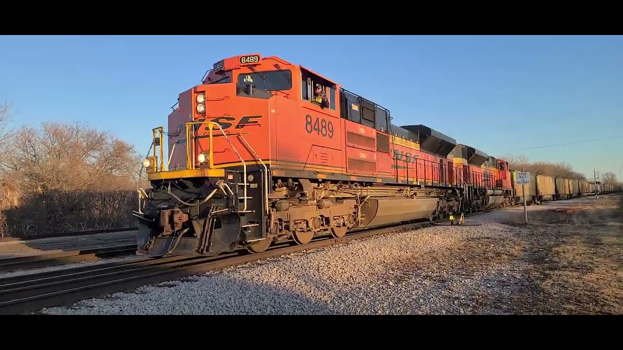 BNSF 8489 & BNSF 9363 Arrives Saginaw Yard Coal Freight - YouTube