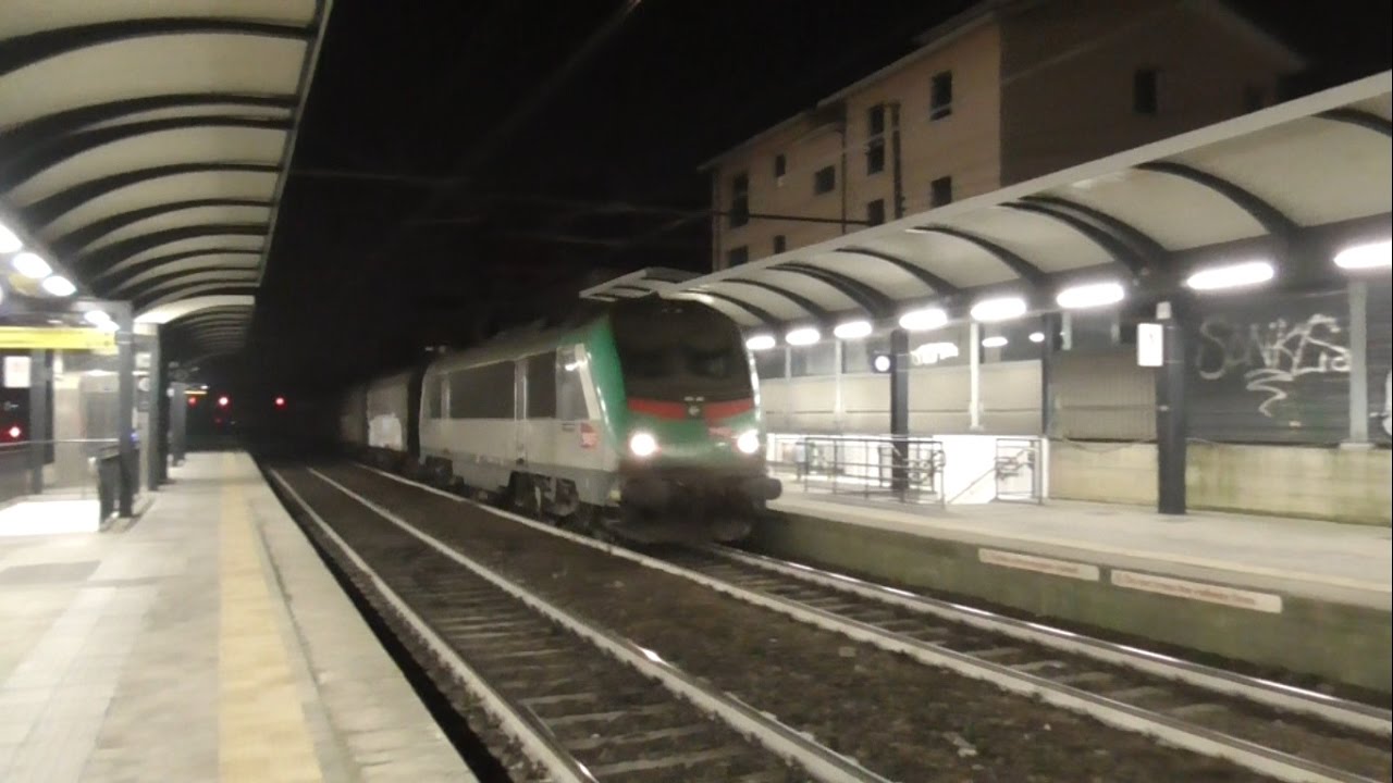 Treni in transito nella stazione di Pioltello-Limito di notte - YouTube