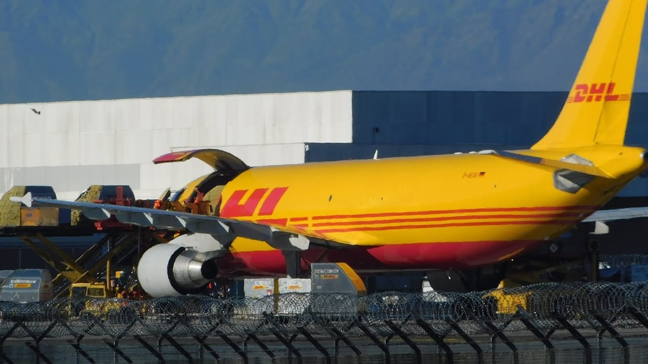 DHL Boeing 757 - YouTube
