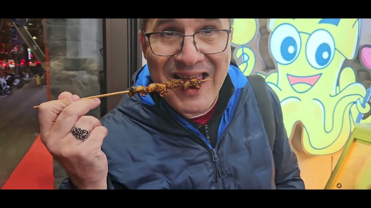 Lacuste si carcalaci la tepusa in Beijing - YouTube