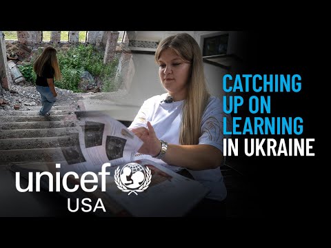 Junge Freiwillige helfen Kindern in der Ukraine, den Lernstoff nachzuholen