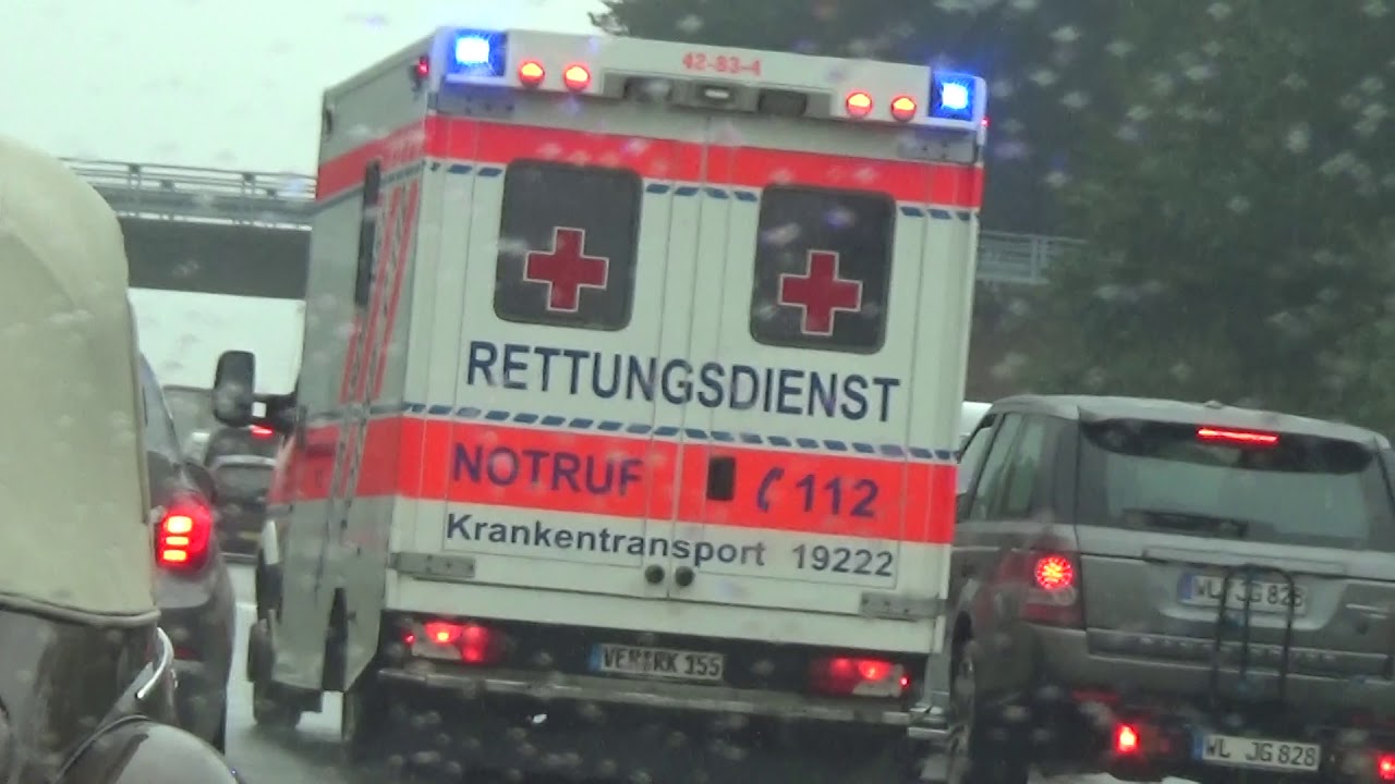 RTW+Polizei auf Einsatzfahrt im Stau - YouTube