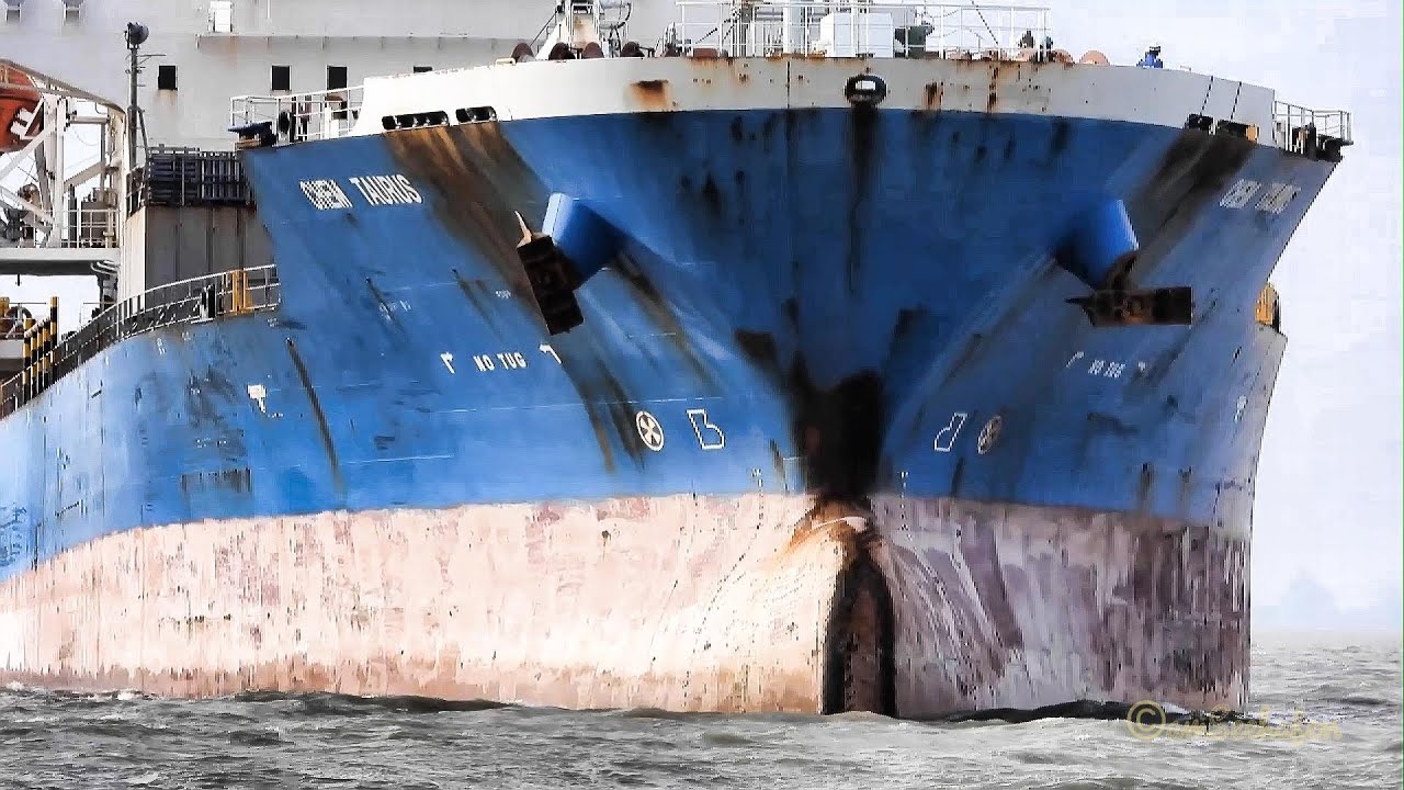 CHEMIE Öl Tanker CHEM TAURUS & Schlepper D5PT9 IMO 9477505 inbound ...