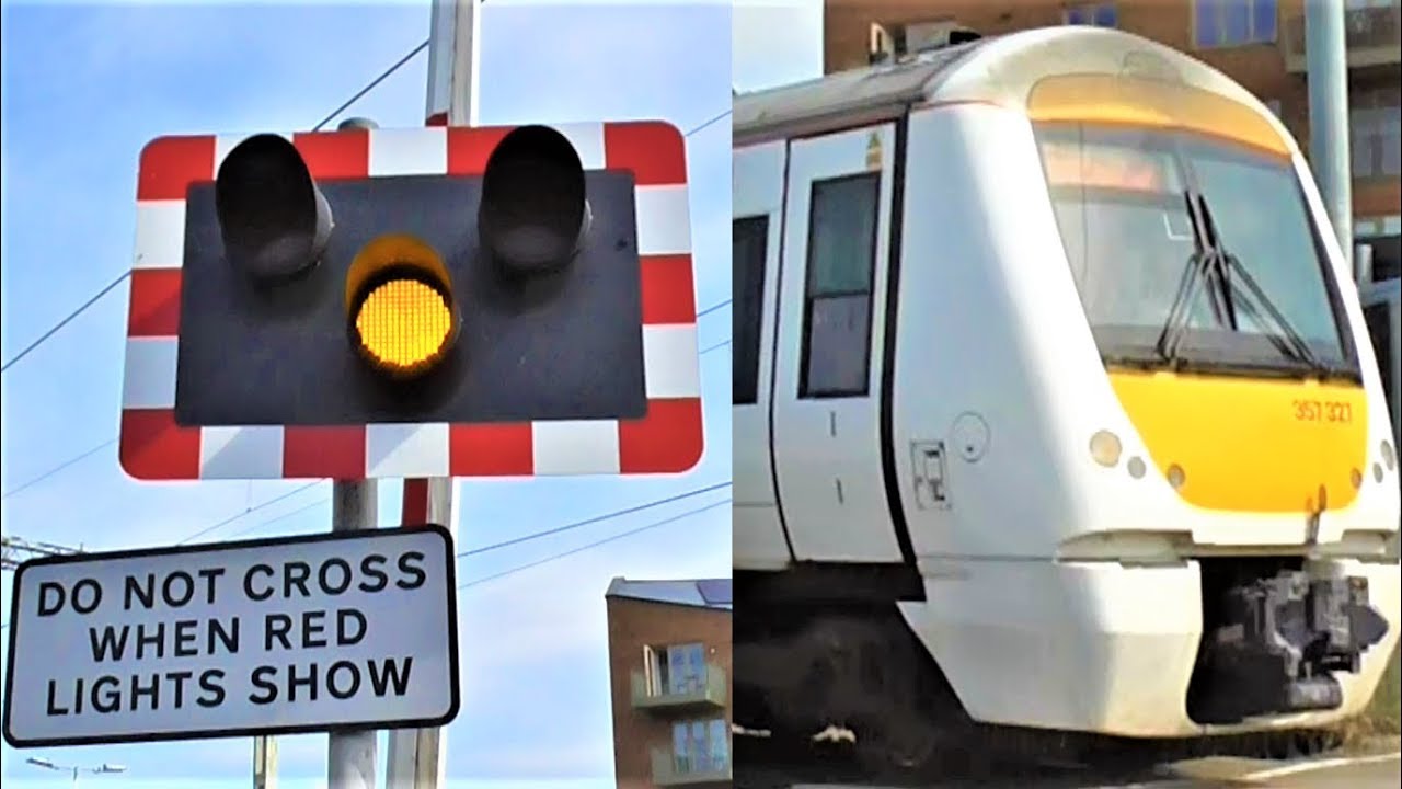 Rainham (Pedestrian) Level Crossing, Greater London - YouTube