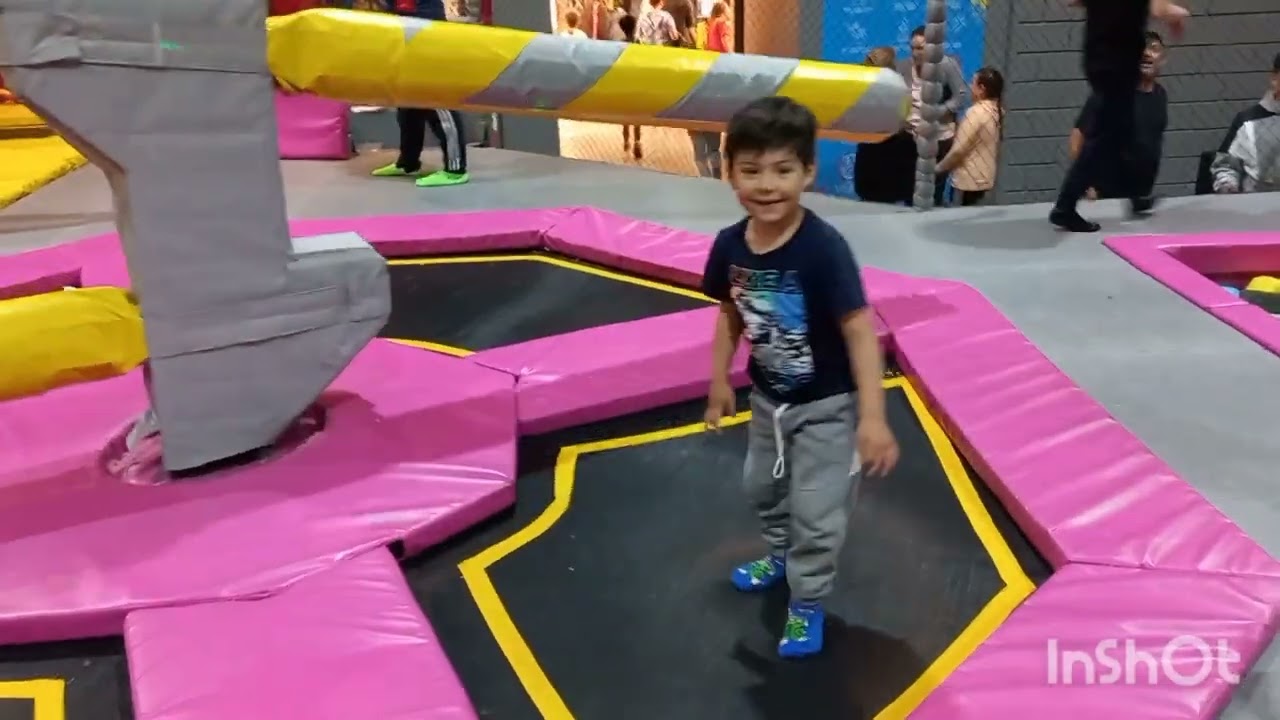 Manu jugando en Parque de saltos, Jump in!! - YouTube