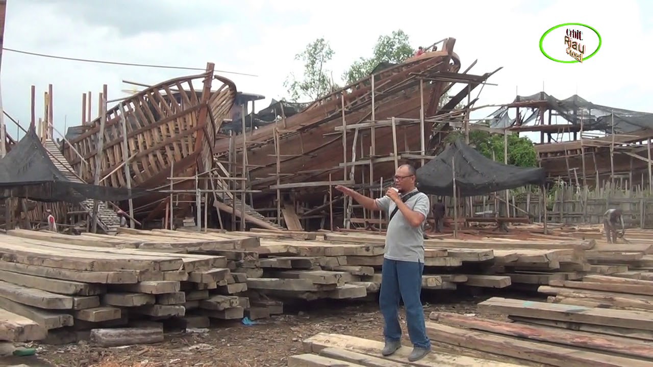 Melihat Proses Pembuatan dan Penurunan Kapal di Bagan Siapi-api - YouTube