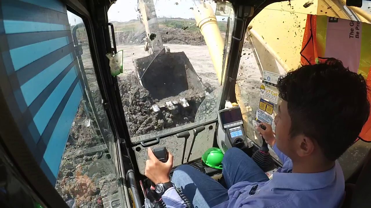 PC 400-8 Loading soil ADT volvo - PT. BUMA SITE LATI BERAU COAL - YouTube