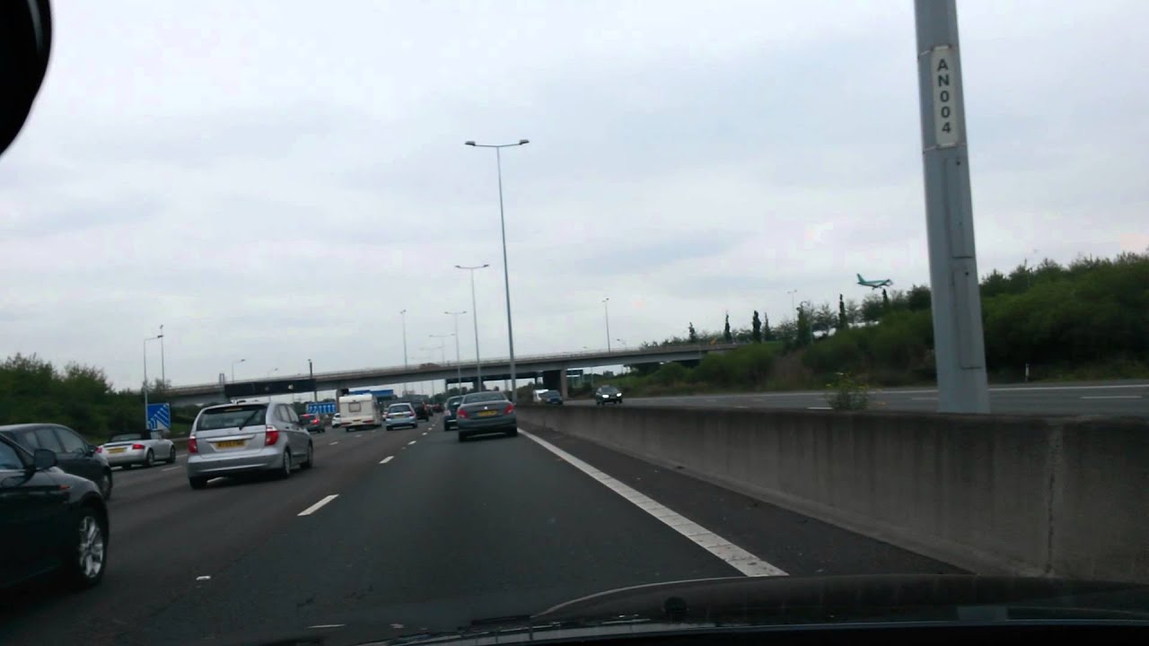 Heathrow M25 Traffic and plane landing - YouTube