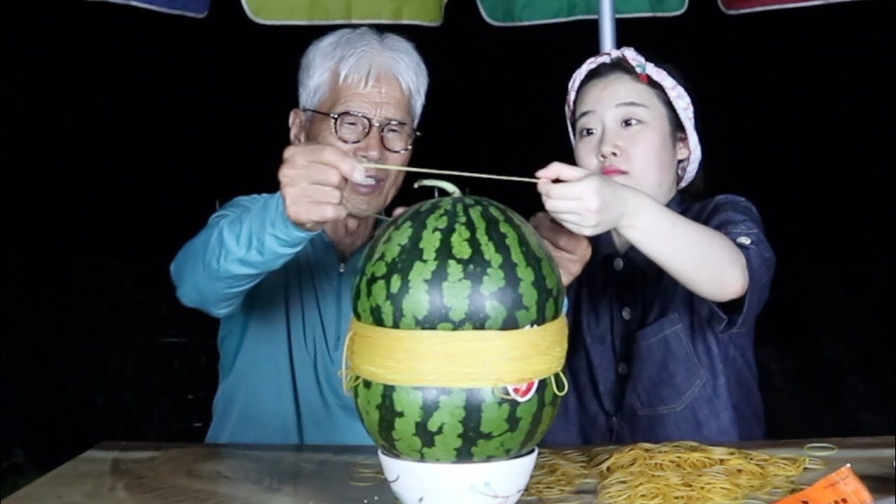 리얼몰카)고무줄로 대왕수박 터트리기ㅋㅋㅋ🍉💥넘무섭ㅋㅋㅋㅋㅋ - YouTube