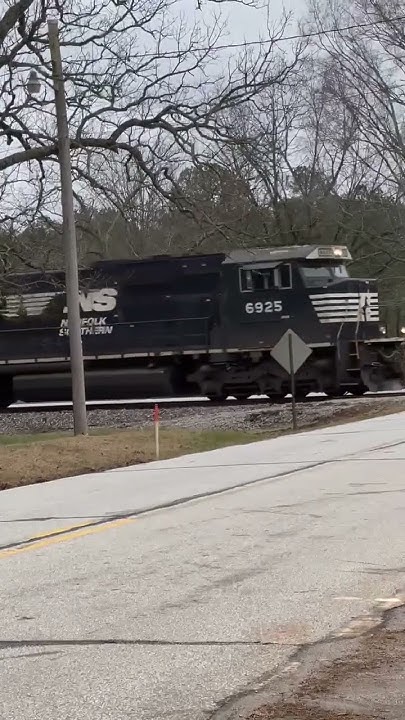 Short NS train in newnan - YouTube
