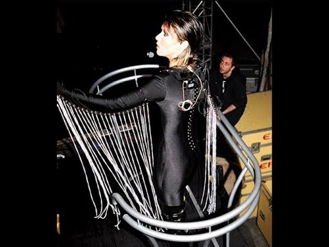 Gülben Ergen Sahneye Uçarak Giriyor