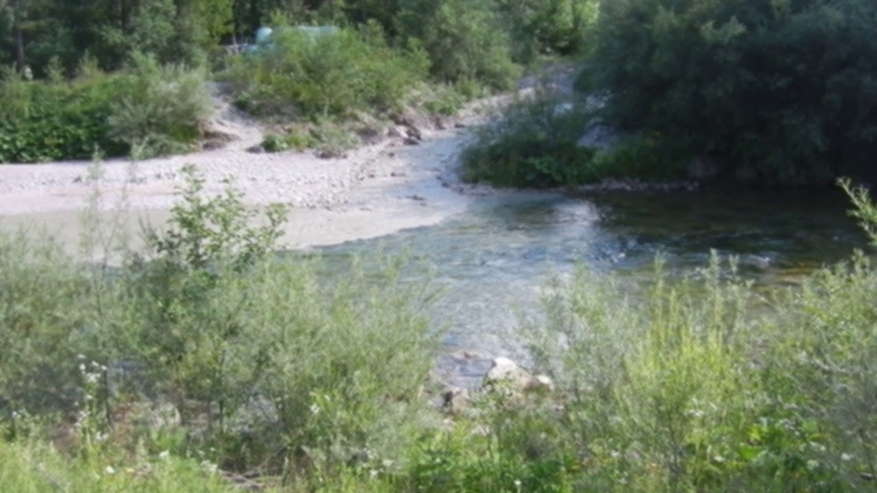 Two coloured rivers collide - YouTube