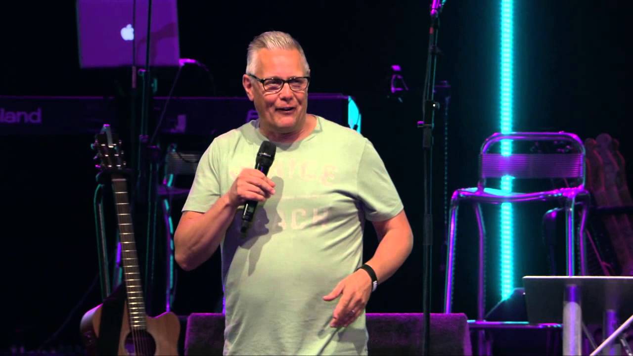 Andy Elmes: Mrs Doubtfire, you can't sustain two worlds! - YouTube