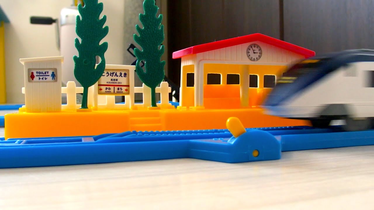 Plarail Basic Train Set by Takara Tomy | Layout One | The Train Station ...