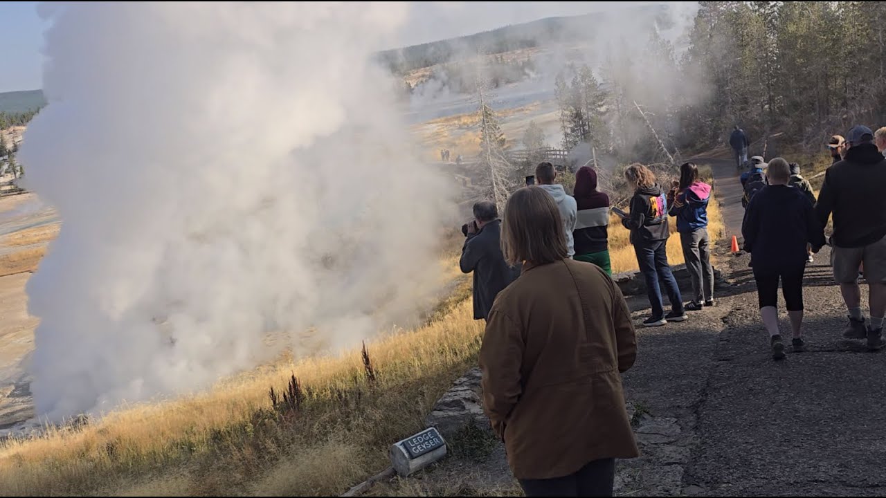 Fierbe pamantul in Yellowstone! Minunatele gheizere la sfarsit de 2024 ...