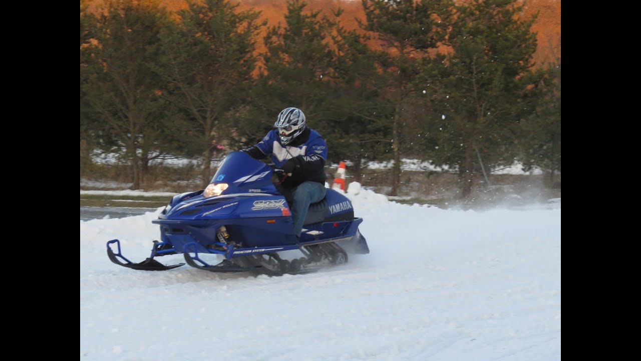 (PROPERLY TUNED) 2000 YAMAHA SRX 700 SNOWMOBILE IS FAST AS F&^K - YouTube