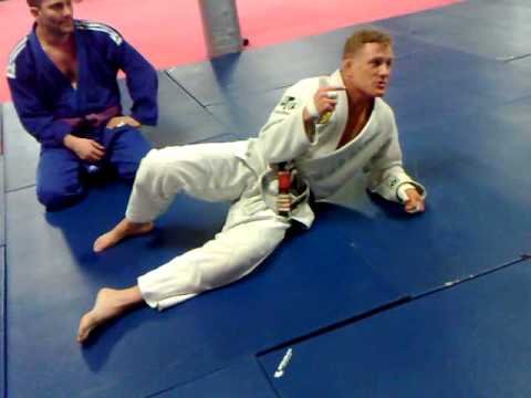 Chris Haueter - Push - Pull theory to stand up out of guard - YouTube