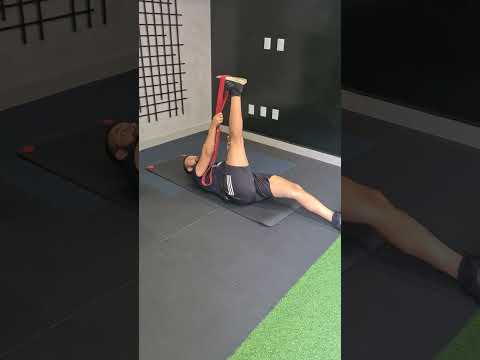 Alongamento da perna estendida com elástico (alongamento posterior de ...