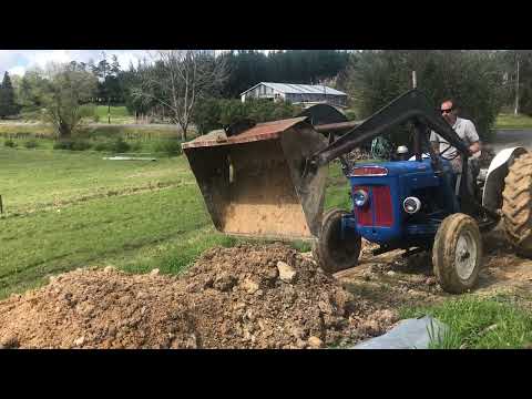 Fordson Dexta the hydraulics round 2 - YouTube