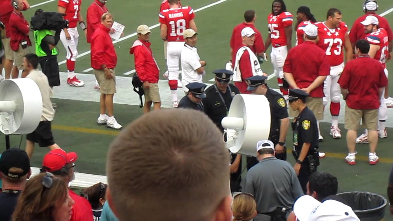 2011 NFL Pro Bowl Fans On The Field - YouTube