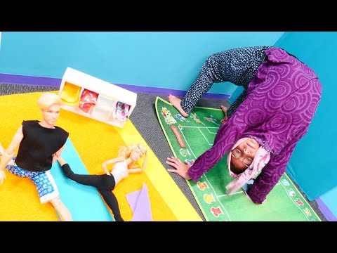 Babaanne Elisa ve Barbie yoga yapıyor.
