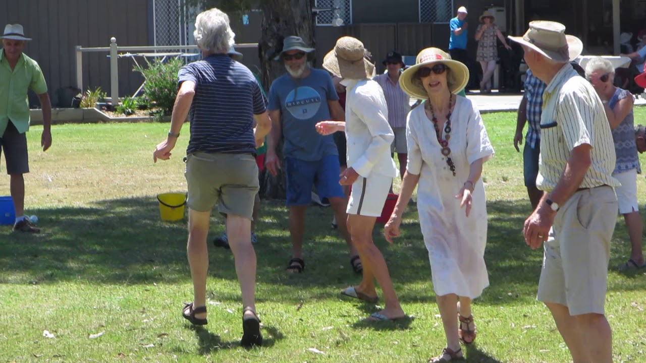 Bucket filling relay game #2 - YouTube