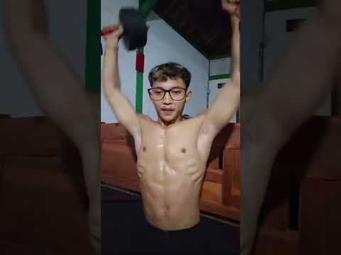 Kekar bangettttt. Otot perutnya sixpack banget