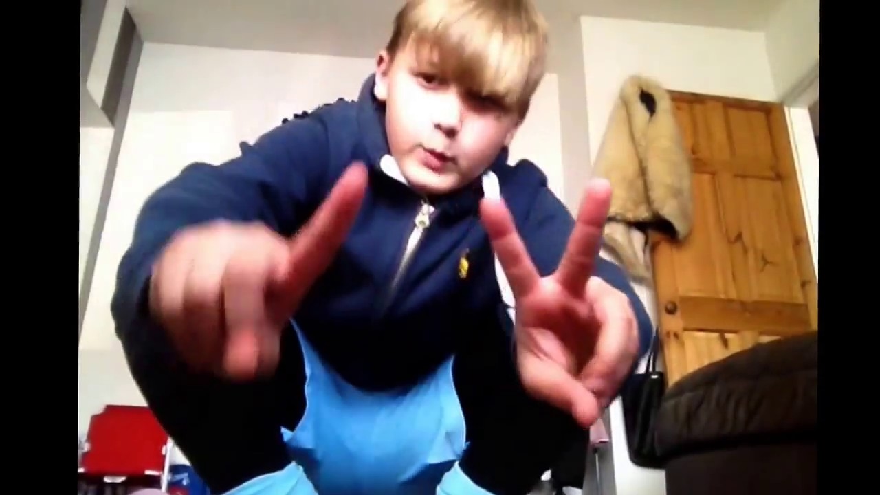 Balloon kick ups - YouTube