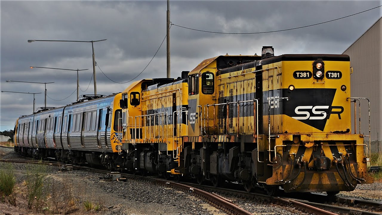Long-End Diesels head on 9587 Comeng Transfer for Scrap - YouTube