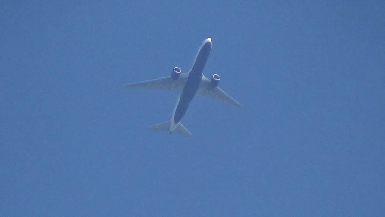 British Airways Boeing 777-236ER G-RAES BA227 over Harmans Water in ...