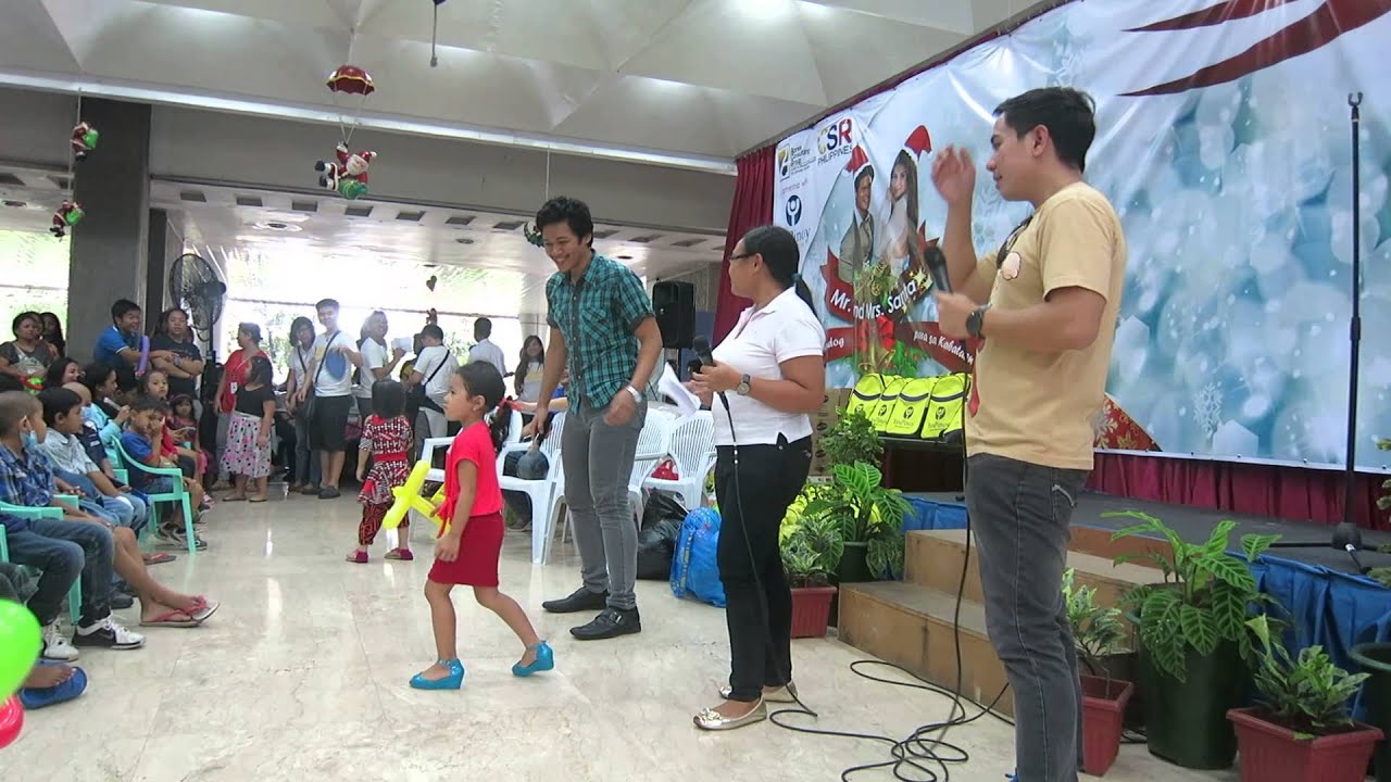 HOSTING THE YES PINOY FOUNDATION GIFT GIVING - YouTube