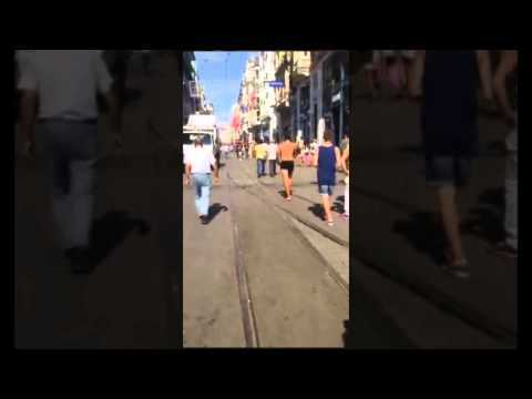 İstiklalde Çıplak Gezen Adam