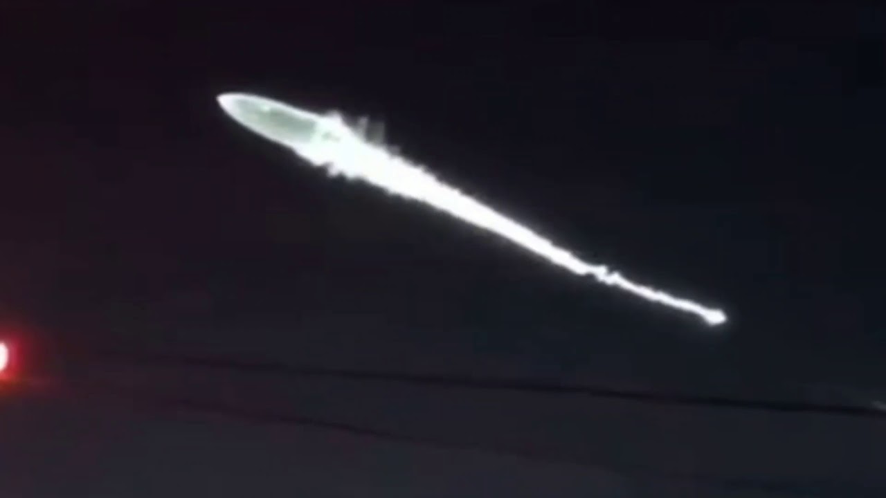2020 March 26 || A mysterious objects seen flying in the sky with ...