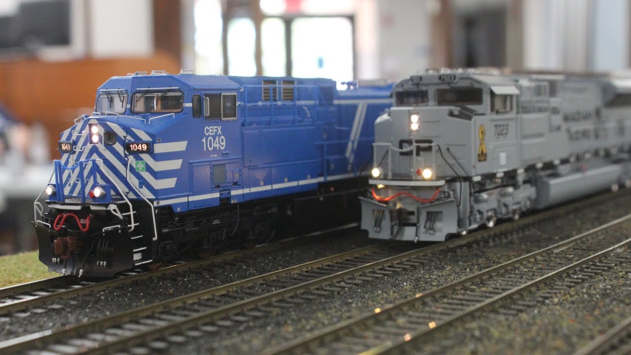 Running model trains at the AMRS club layout with @The_Aviator_Railfan ...