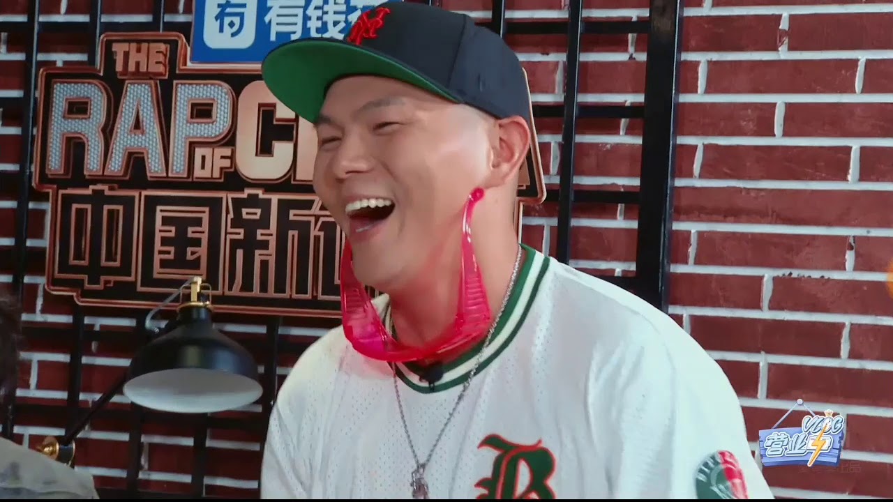 Rapper們的包裡有什麼? Vex整蠱導演反被坑 (Vlog營業中) - YouTube
